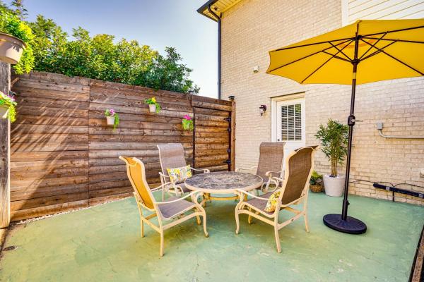 Explore And Unwind Charming Bedford Apartment - Euless, TX
