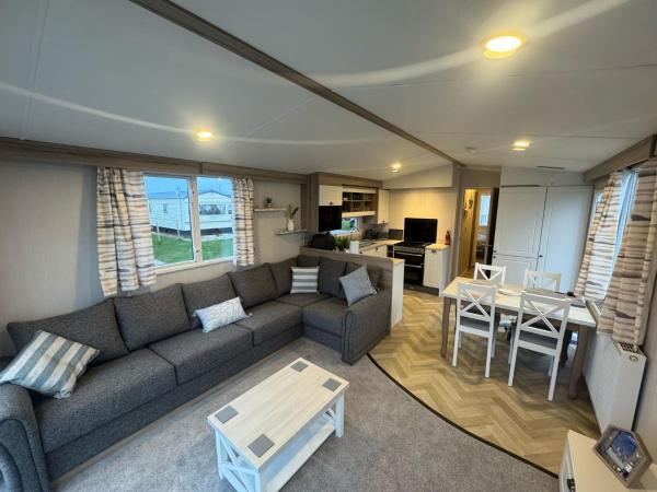 Fantasy Island - Eastgate F6 - The Ardennes With Hot Tub - Coastal Caravan Breaks - Ingoldmells