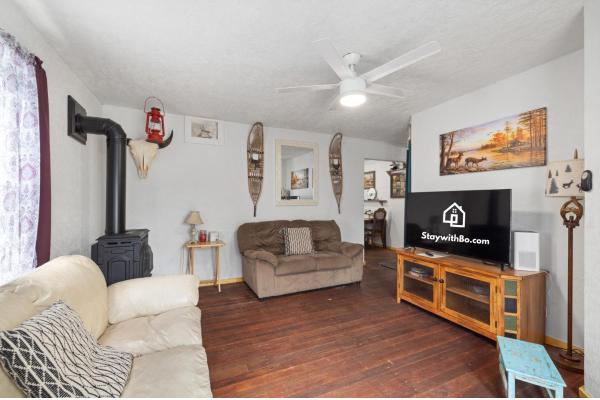 Bo's Rustic Cottage Cozy And Charming With Hot Tub And Fenced Yard - Billings, MT