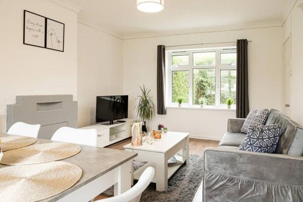 4 Bed House - Free Parking - Banbury