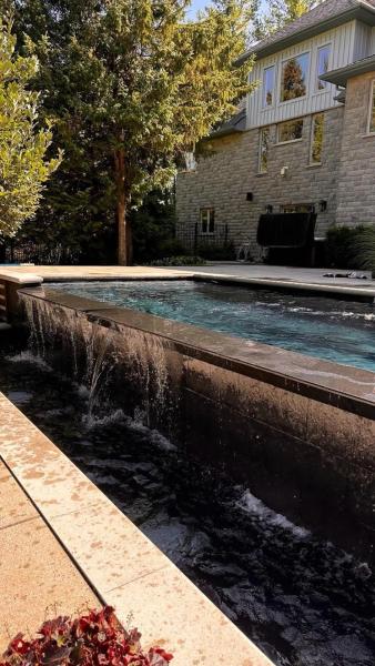 Private Basement Suite With Pool & Hot Tub Access - Fergus