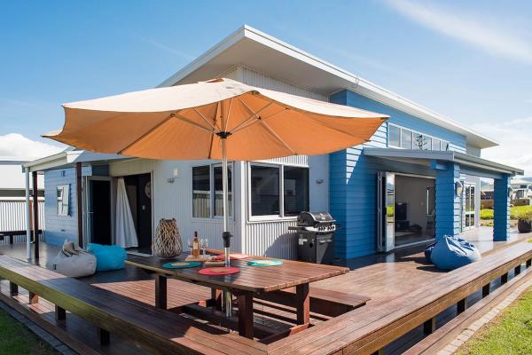 Ocean Blue, Sunny Beach Home Close To Surf & Shops - Waihi Beach