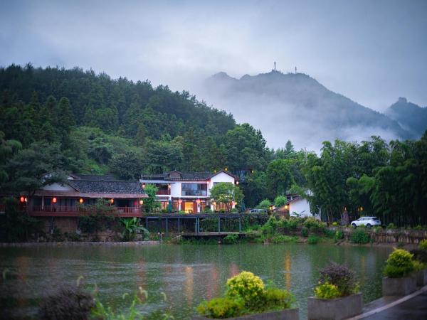 Zhangjiajie Ldyllic Pondside Timber Lodge - Zhangjiajie
