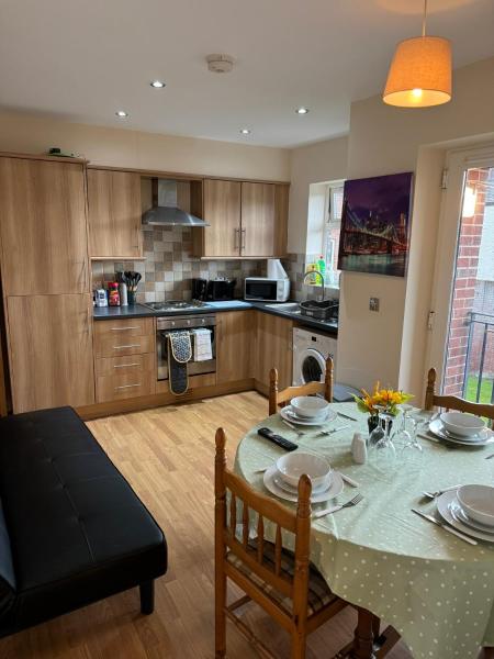 Modern, Quiet, Sleeps 9, Etihad, Coop Live, Manchester - Oldham