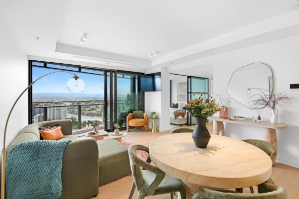 Sunrise Views & Resort Pools - Jewel Surfers - Broadbeach