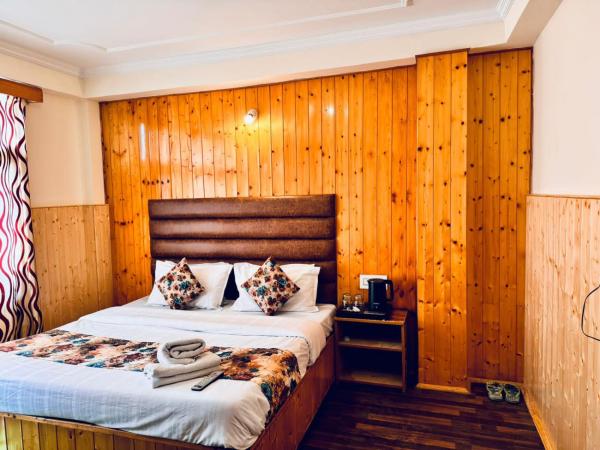Hotel Moon Blaze " Near Mall Road " Bonfire ! Open Terrace ! Personal Parking - Manali