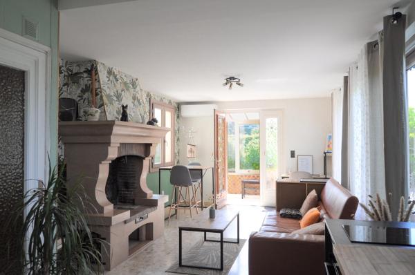 Maison Avec Accès Indépendant, Au Centre-ville De Tournus - Tournus