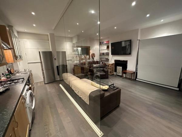 Large Studio Flat In Kensington - Surbiton