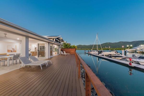 Cove 18 - Luxury Beach House - Airlie Beach
