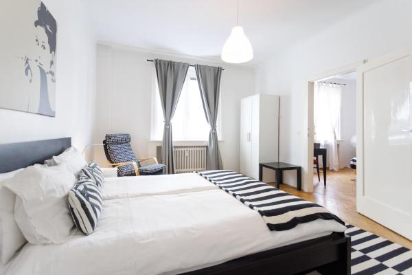 Operastreet Black & White - Vienna