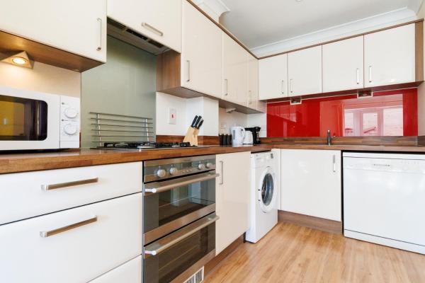 Cambridge 4 Bedroom Sleeps 9 Wi-fi Garden, Long Stays Accepted- Orchid House - Cambridge