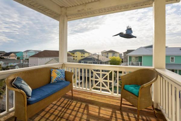 The Salty Turtle. Beach Fast Or Slow, Plus The Pups Can Go - Carolina Beach, NC