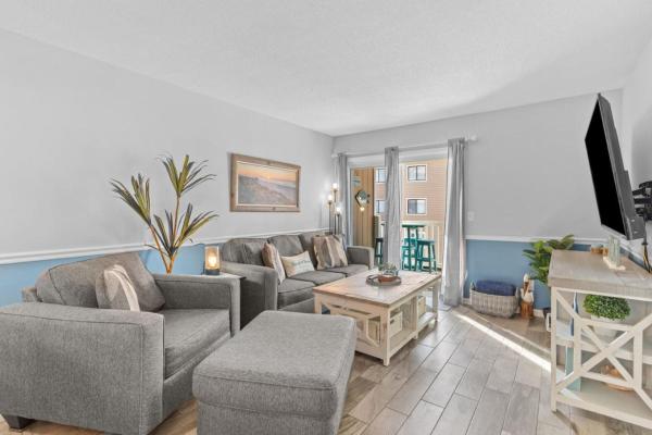 Cast A Waves. Condo With Partial Atlantic Views And A Pool - Carolina Beach, NC