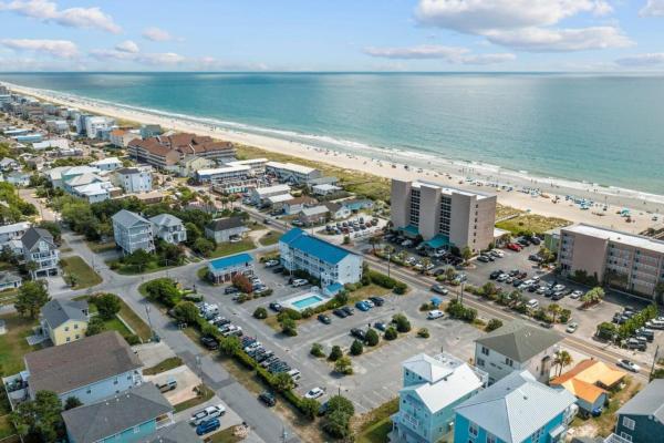 Hermits Hide A Way. Salty Air, A Sea View And A Pool - Carolina Beach, NC