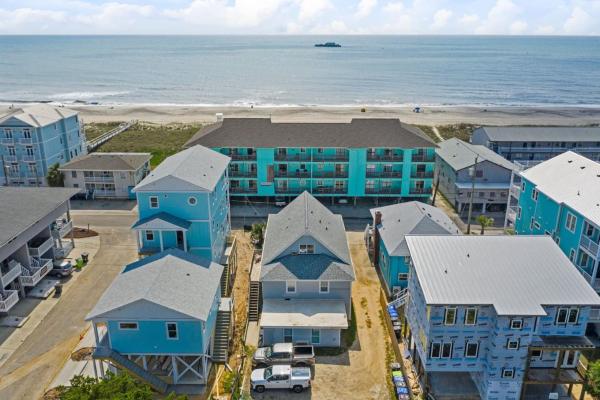 Sand Dollar Suites. Suite 1. A Short Stroll From Our Sandy Shores - Carolina Beach, NC