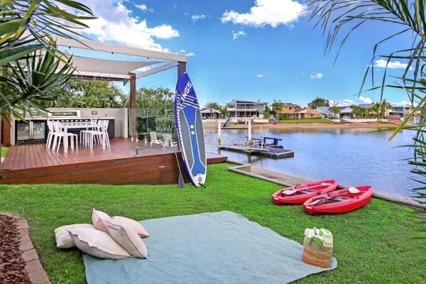 Lovely Waterfront Spacious Home - Alexandra Headland