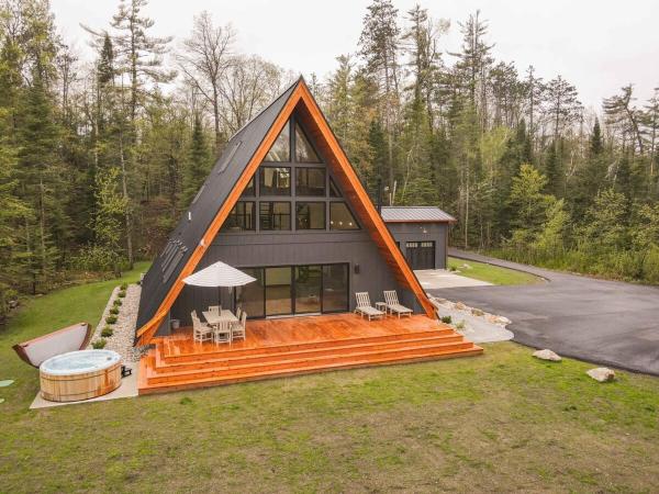 Treetops Ayframe, Supersized Aframe On The River With Hot Tub - Mullett Lake, MI
