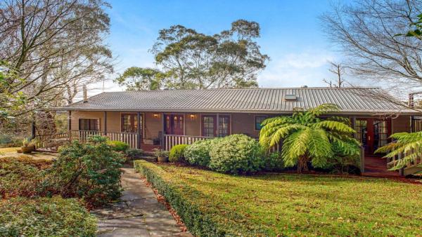 Sunnyside Hous At The End Of A Quiet Cul De Sac - Wentworth Falls