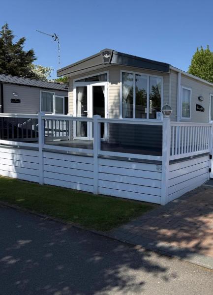 Stunning Caravan At West Mersea Park 75192wm - West Mersea