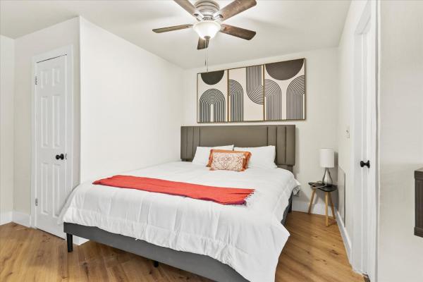 Hunstville Modern Studio Retreat Sleeps 2 - Huntsville, AL