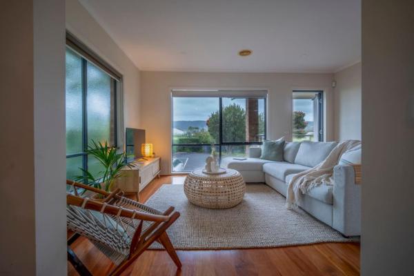 Spacious Beachside Family Home - Dromana