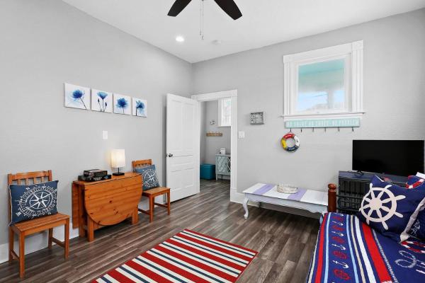 Salty Air Retreat Two Story Historic Home On Galveston Island - テキサス州