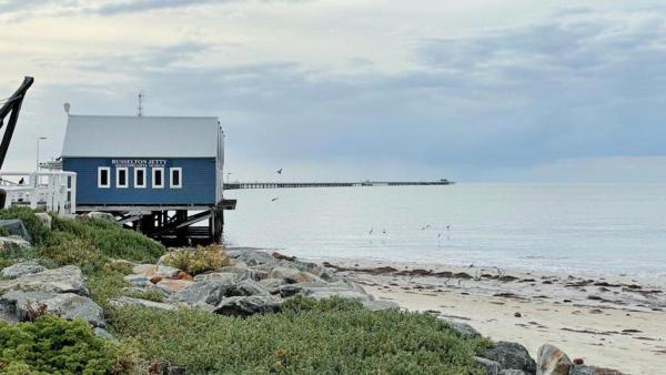 Budgie Smuggler - Cabin 96 Geographe Bay Holiday Park - バッセルトン
