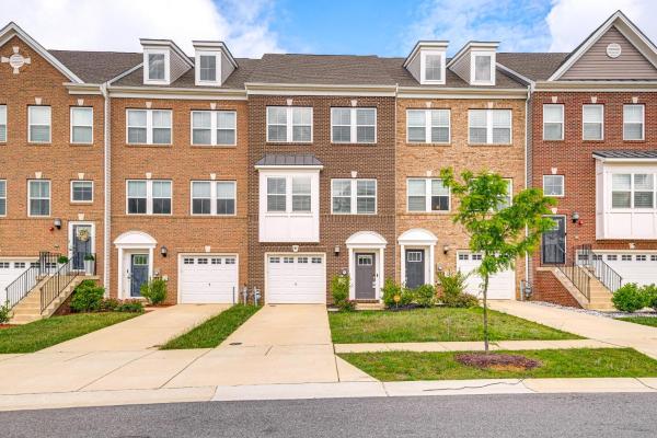 Fenced Yard Spacious Southern Maryland Townhome! - Waldorf, MD