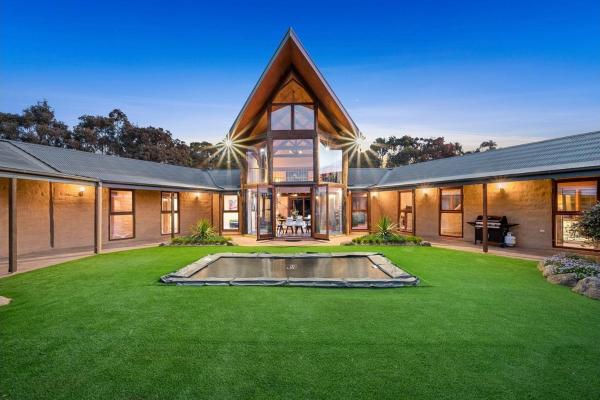 Moon Light Retreat - Whittlesea