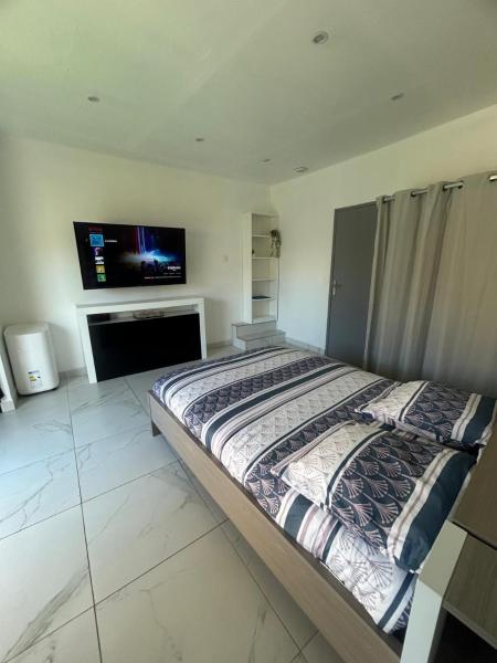 Studio En Bas De Villa - Arles