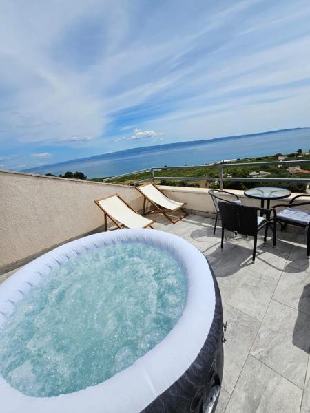 Sea View Apartment With Terrace Near The Beach - Podstrana