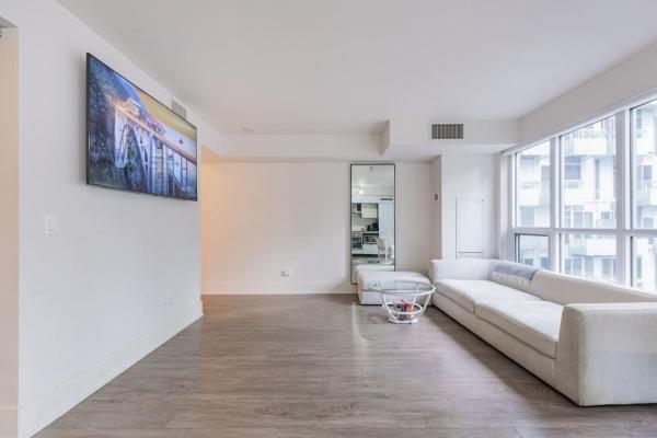 Downtown Cn Tower View Condo With Pool Hot Tub And Gym - Toronto