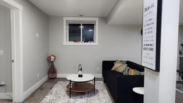 Immaculate Suite In Airdrie - Airdrie