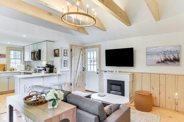 Walk To Shops And Dining Cozy Osterville Cottage - Barnstable, MA