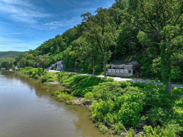 The Riverfront Serenity Lodge - Wrightsville, PA