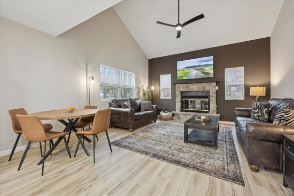 Renovated 6 Bed Hot Tub Sauna Firepit & Beach - Lake Harmony, PA