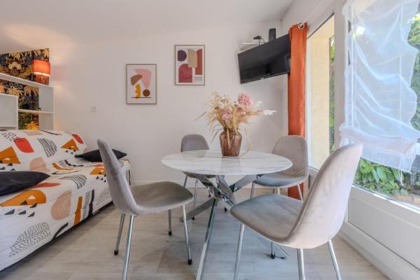 Le Refuge De Victoire Et Gabriel - Arboretum des Grandes Bruyères