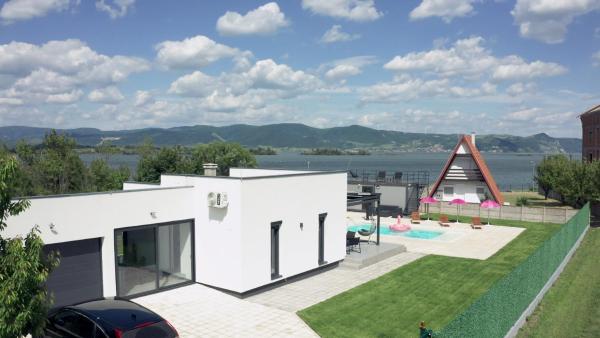 Danka Pool House - Comuna Coronini