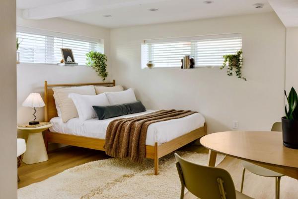 Tide House - Unit E - Modern Seaside Studio W Parking - Manhattan Beach, CA