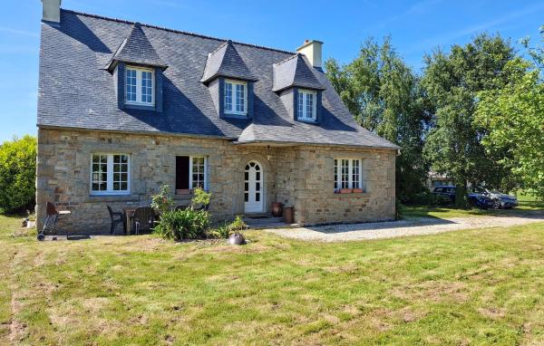 4 Bedroom Awesome Home In Plouigneau - Locquirec