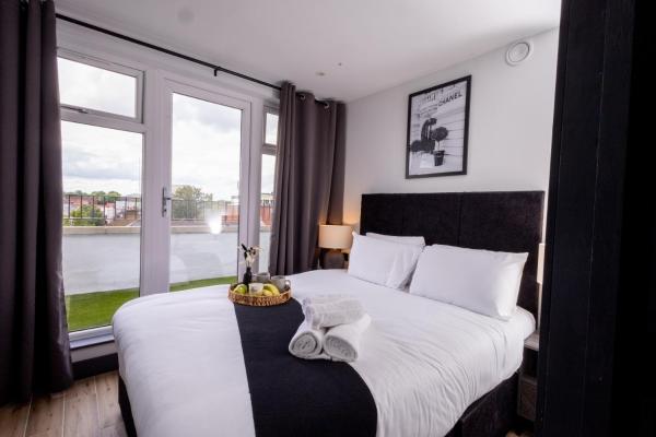 Brand-new Top-floor Flat With Stunning Balcony & Parking - Barnet