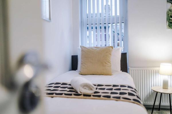Bright & Comfy 4-bedroom House 10 Mins To City By Rest&recharge - Stockport