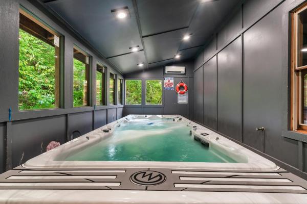 Flowing Waters Lodge By Venture Smoky Mountains - Gatlinburg, TN