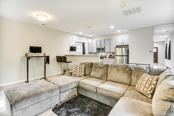 Walk To Dining Sleek Hampton Home With Deck! - Hampton, VA