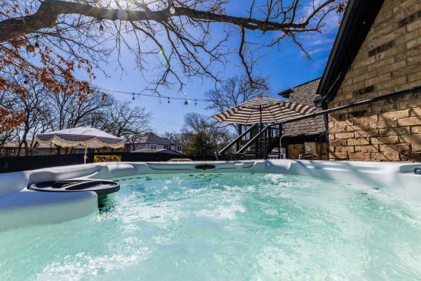 Dome Manor 2 Game Rooms, Hot Tub & Pool! - Grapevine, TX