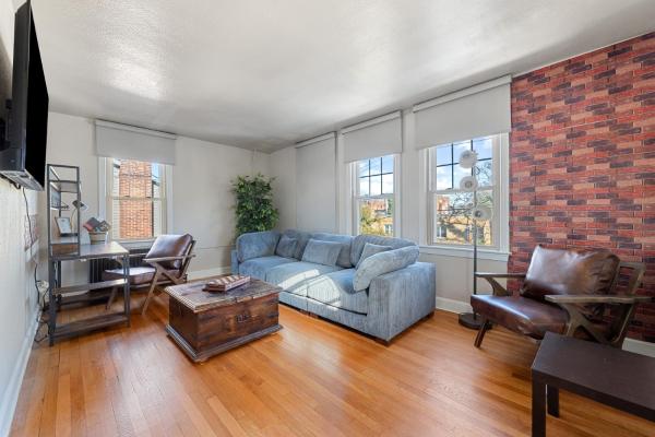 Spacious Capitol Hill Retreat With King Bed And Iconic Dc Landmarks View From Your Suite - Washington, DC