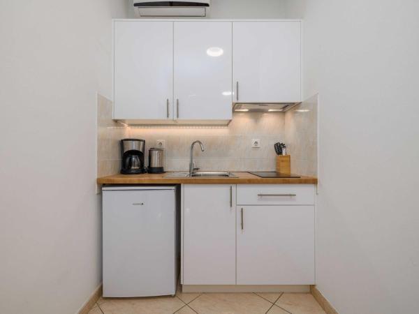 Wonderful Krk Island Stay Shared Pool, Grill Patio, And Nearby Beaches - Studio Apartment - Cres