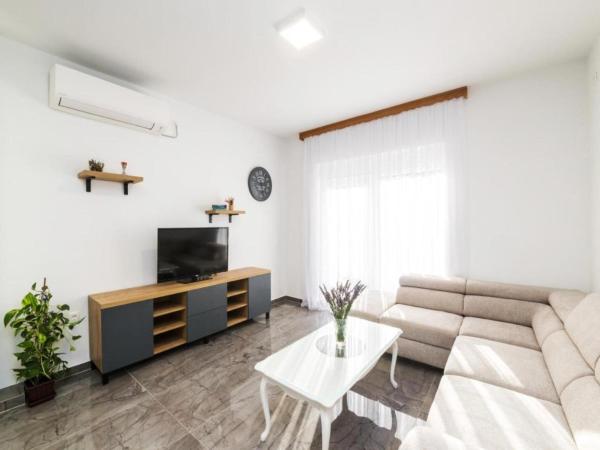 Mihael Holiday House - Three Bedroom Holiday Home With Jacuzzi - Zadar