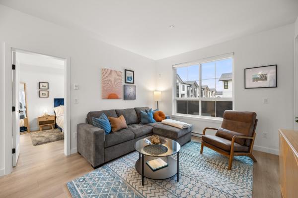 Chic Condo With Stylish Amenities In White Rock - Surrey