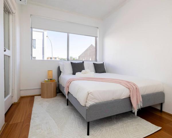 1 Min To The Beach With A/c, Balcony & Parking - Manly